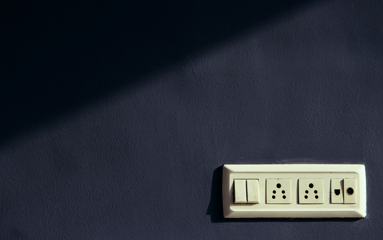 Outlets Not Working [Troubleshooting Dead Outlets] | HouseBouse.com